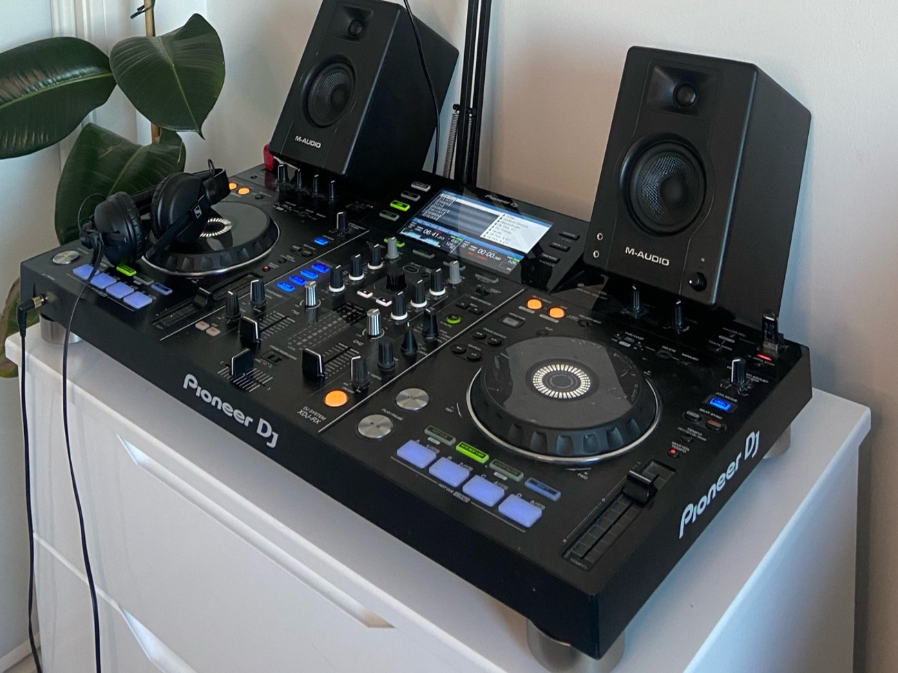Rent All-in-one DJ Decks - Pioneer XDJ-RX w/ Flight Case from Rosie E ...