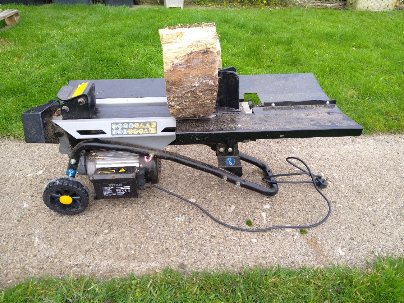 Rent Electric log splitter 4 tonne. from Connor A Huthwaite Brierley Ashfield for 11 20 day