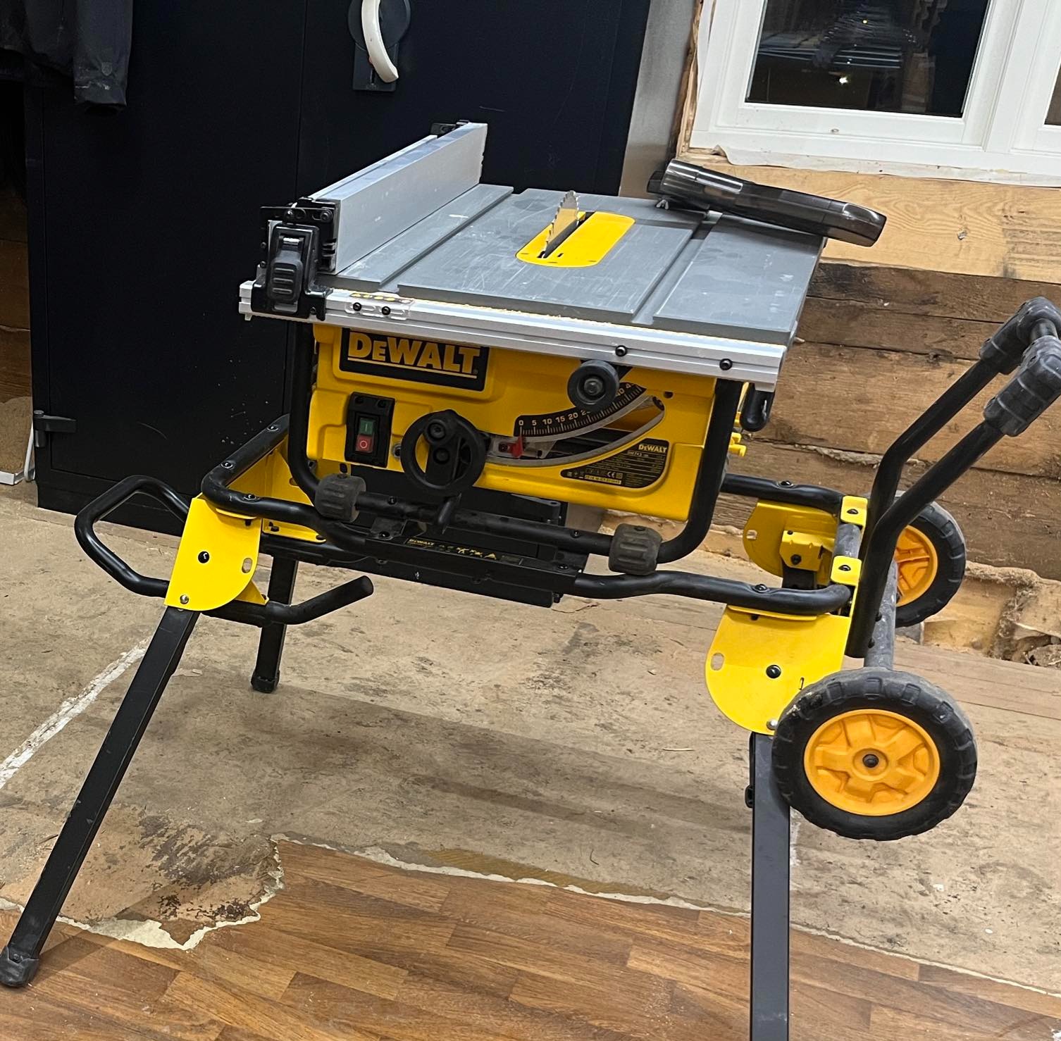 Lei Bordsag Dewalt DW745 QS med mobil sagbord av Viktor R i Ugglum Partille for 114 195 SEK dag