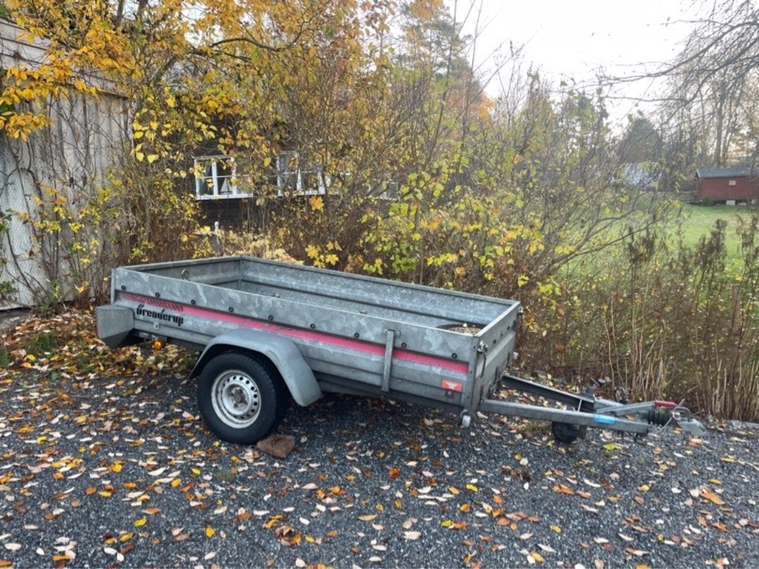 Hyr Bromsad släpvagn med tipp och lastnät, 680 kg av Sarah N i Kolvik ... Hyr Bromsad släpvagn med tipp och lastnät, 680 kg av Sarah N i Kolvik ...