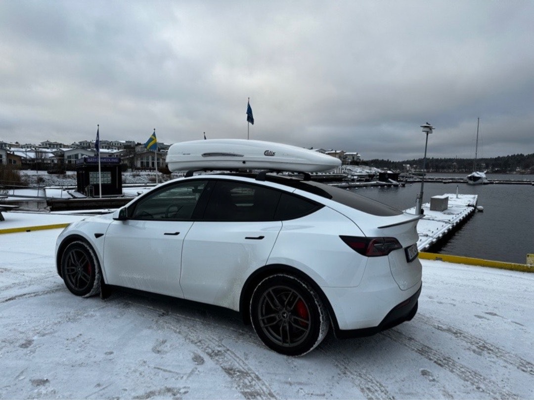Hyr Tesla Model Y Calix Aero takbox med fästen av Marcin V i Sundby ...