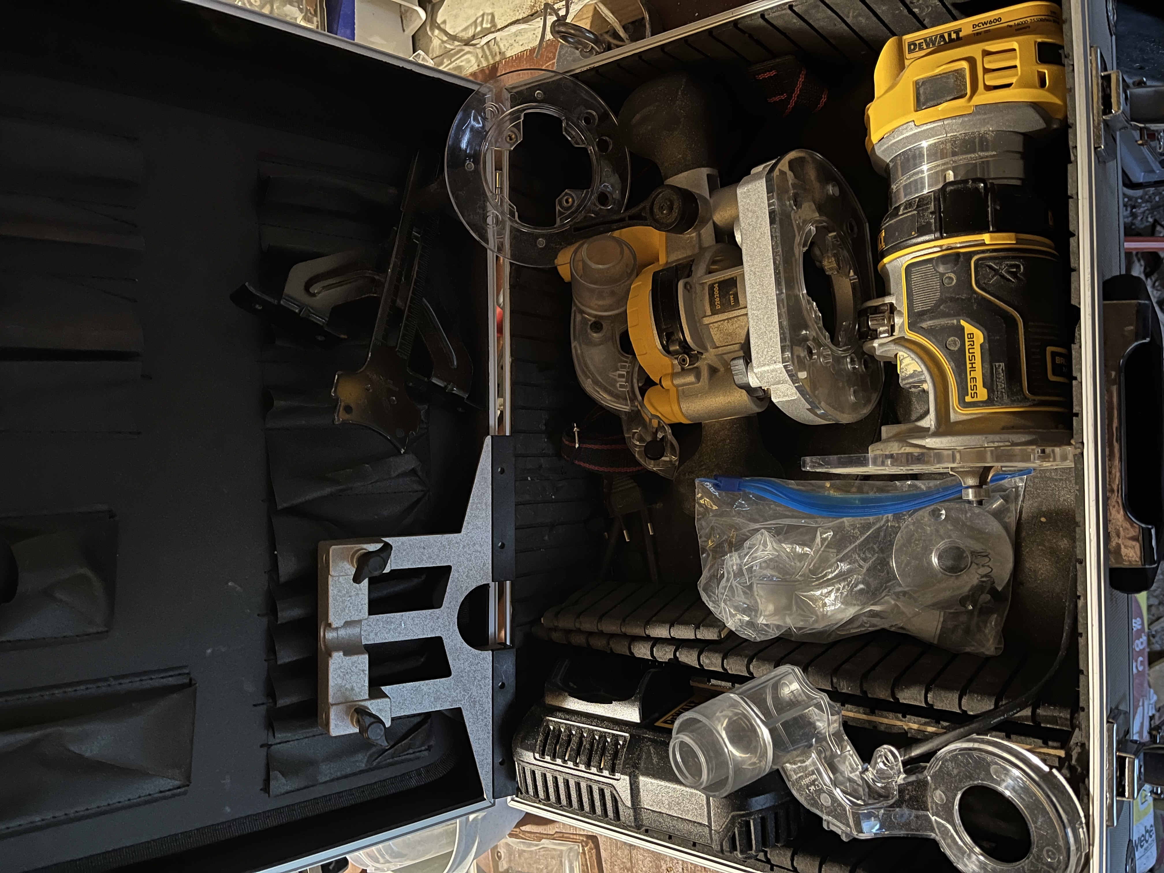 Hyr DeWalt DCW600 XR 18V Överfräs/Kantfräs – Komplett kit med sänkbas ...