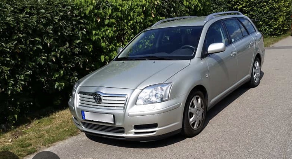 Hyr Kombi bil Toyota Avensis 5 p + bagageutrymme av Mohammad S i ...